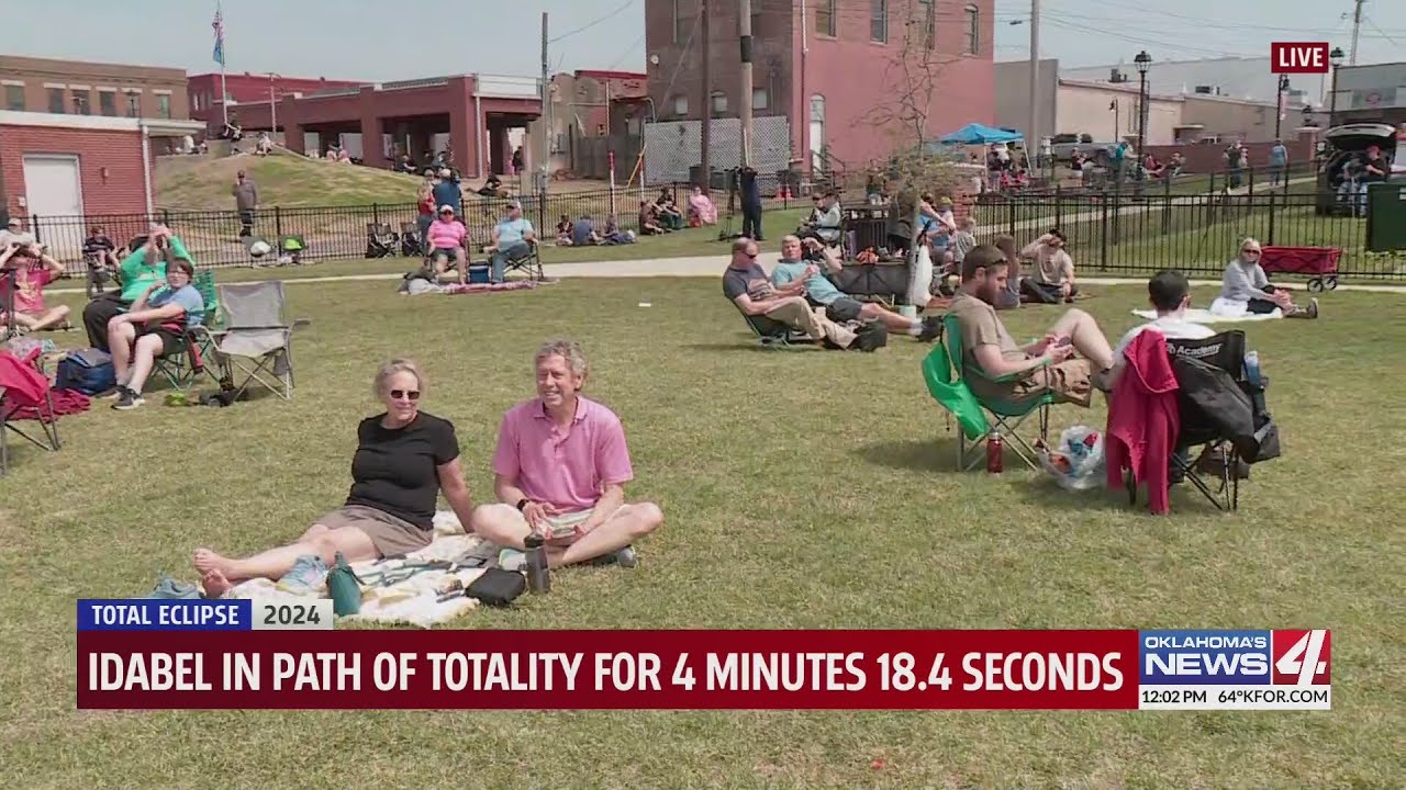 Crowd gathers in Idabel to see total solar eclipse - YouTube