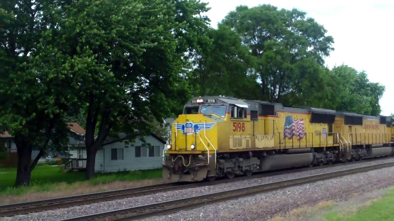 UP 5198 with WB freight races UP 9026 with short WB intermodal - YouTube