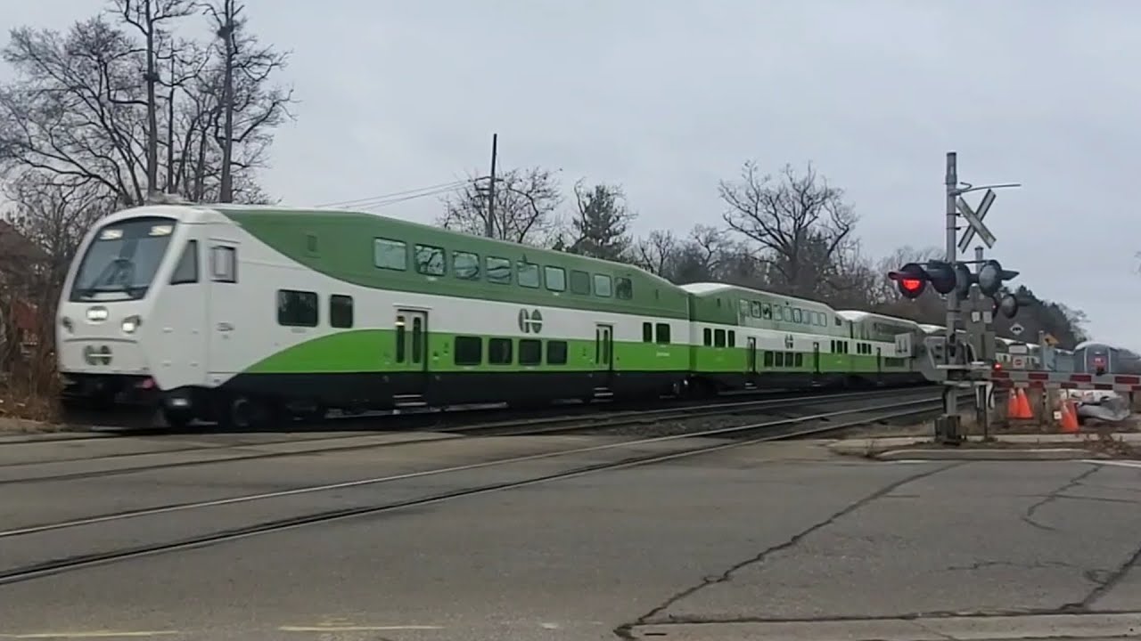 Westbound Lakeshore West Line train at Lorne Park Road - YouTube