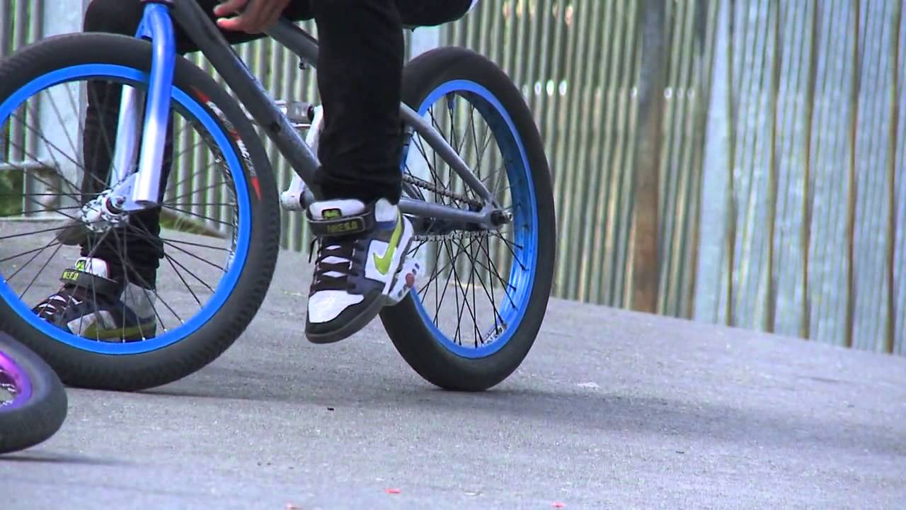 Diamondback BMX 2011 Tricks - YouTube