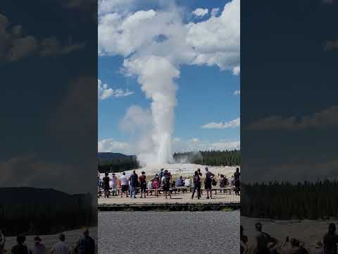 Old Faithful Erupting - YouTube