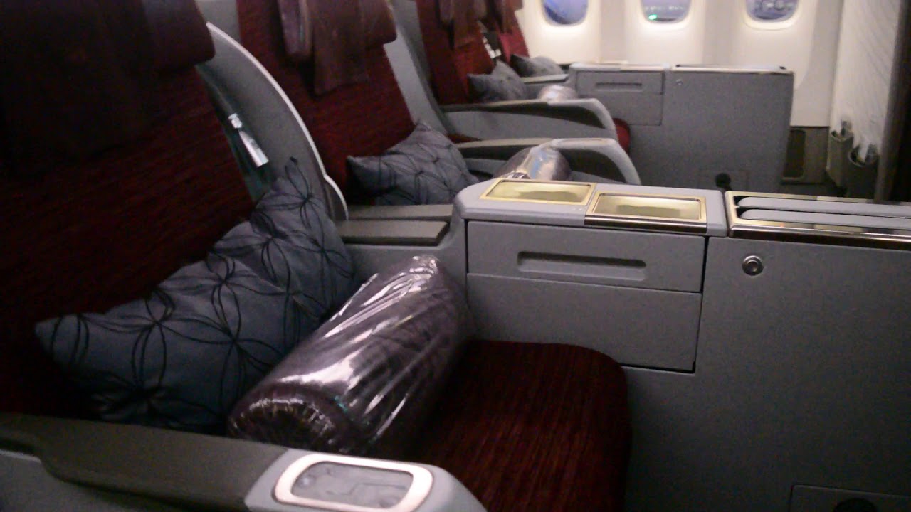 Getting into the Qatar Airways QR 635 - YouTube
