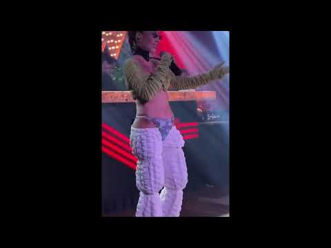 Hande Yener’in sahne tarzı…