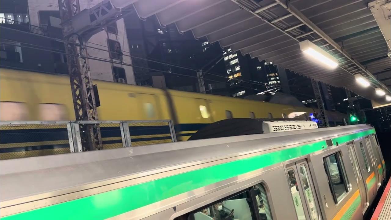 923形ドクターイエローT4編成が新橋駅上空を通過するシーン - YouTube