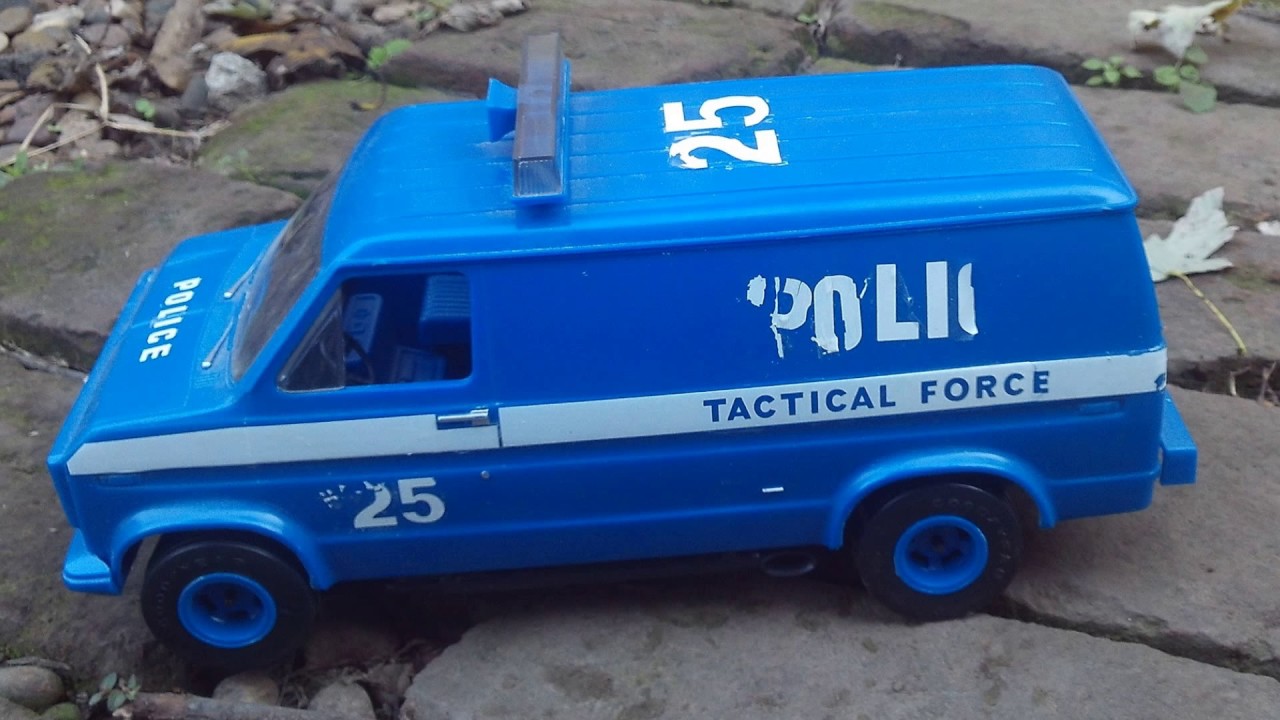 Revell late 70s Ford Van Snap kit 1/20 scale - YouTube