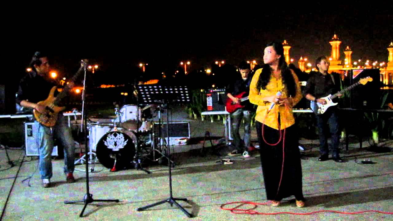 Bunyi Gitar-P.Ramlee cover by Qila Abu Bakar with ARRI's BAND - YouTube