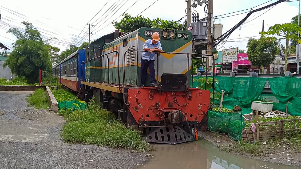 Đầu Máy Úc D5H-053 Dẫn Ram Cho Máy Ấn Độ Đẩy Qua Đoạn Đường Ngập Nước ...