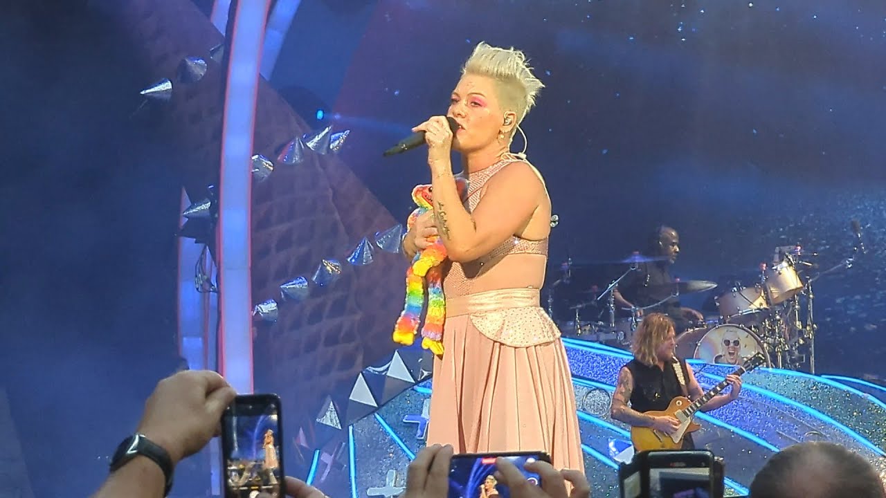 Pink - Please Don't Leave Me live in Berlin 2023 (4K) - YouTube