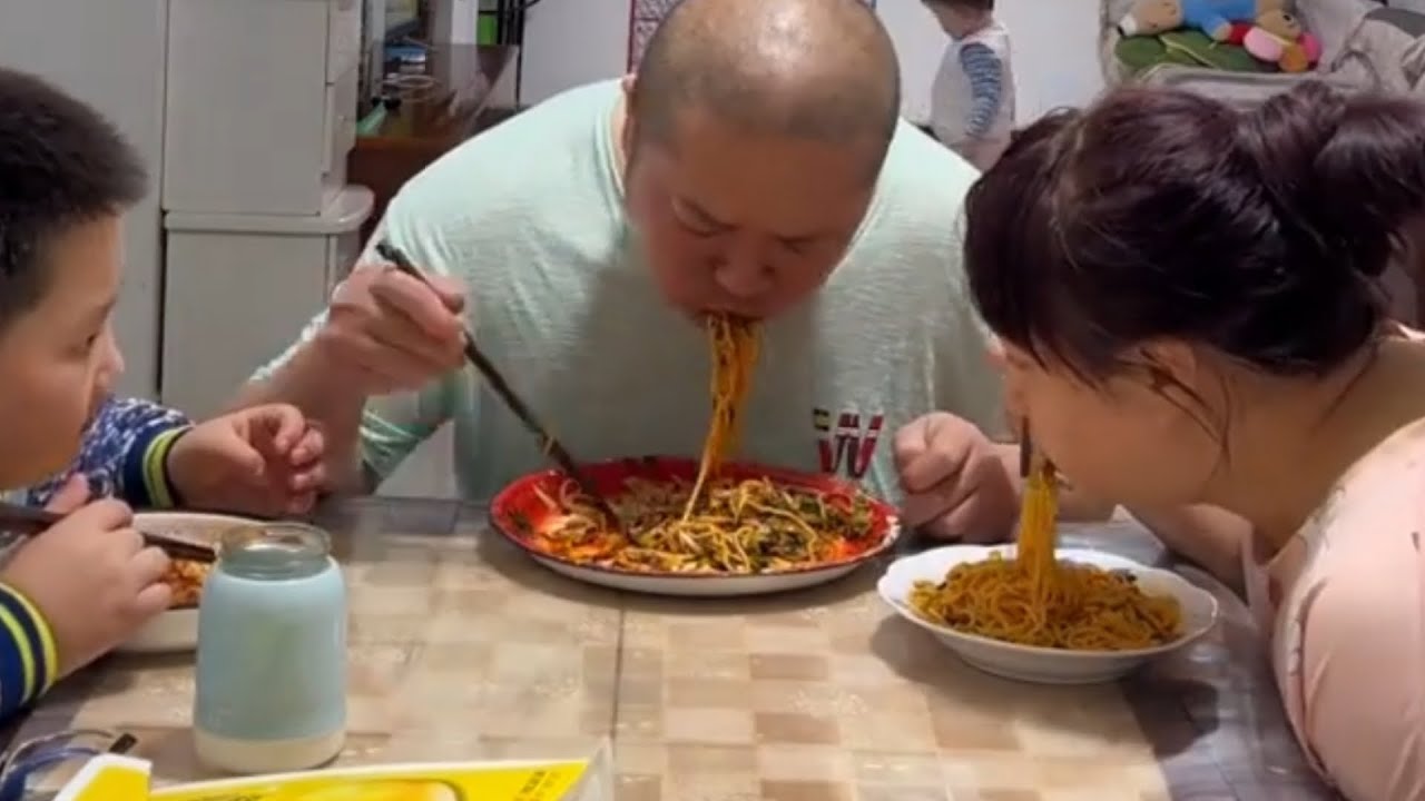 mukbang hakiki適當的獎勵一下老婆#拒絕浪費光盤行動 #幸福一家人 #家庭趣事 - YouTube