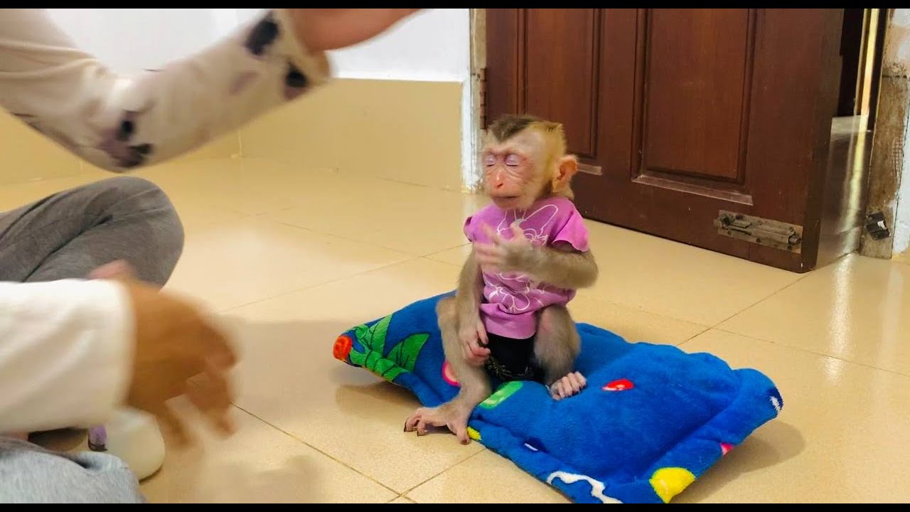 Vry piitii !! Jasmine fast awake with sleep eyes when mom take a milk ...