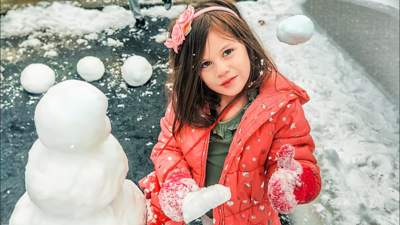 Diversión en la nieve! ⛄ Guerra de Bolas y Deslizándonos por la Colina ...
