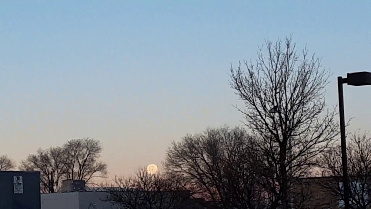 Moonset at sunrise - YouTube