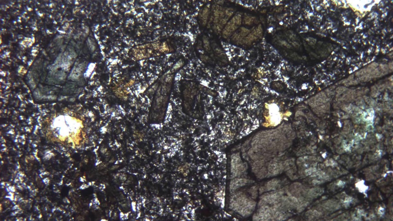 Shonkinite au microscope polarisant (LPNA) - YouTube