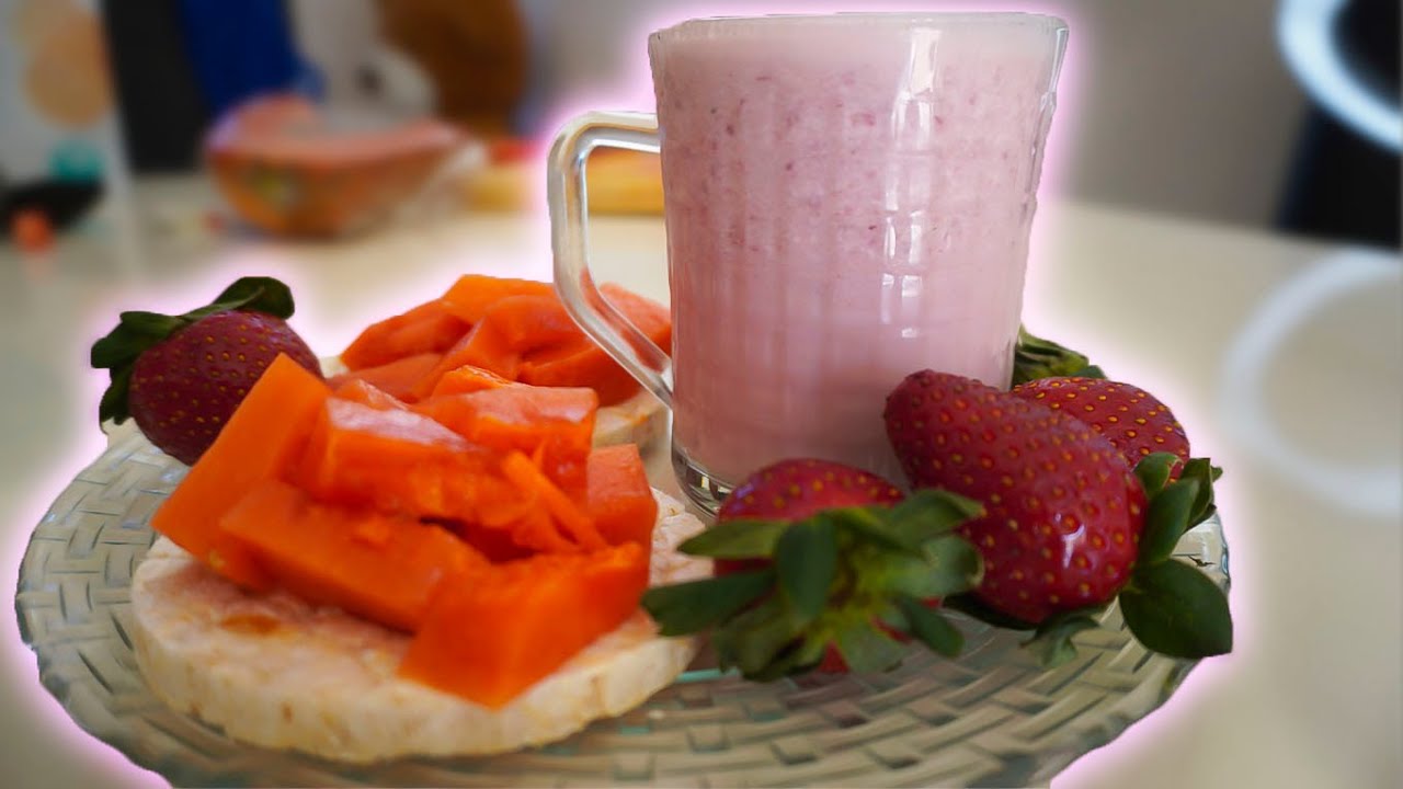 Así se hace el Licuado de FRESA + Galleta de arroz con PAPAYA - YouTube