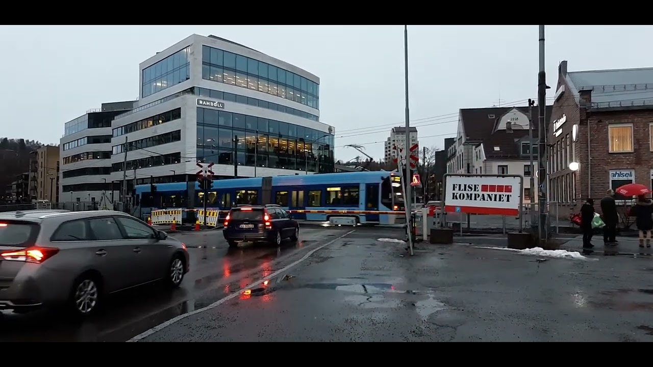 Hoff Planovergang 1, Oslo - 15.12.2019 / Hoff Railroad crossing 1 - YouTube