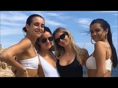 Selena Gomez presume nuevas curvas en un bikini blanco
