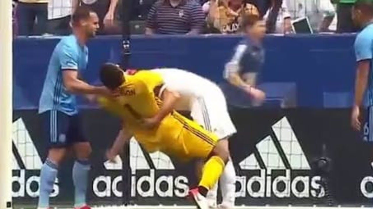 10 Most Stupid Actions In Football - YouTube