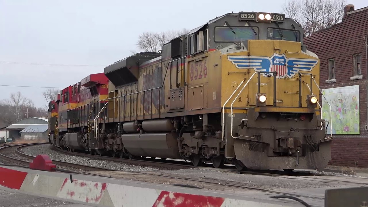 UP 8526 Leads Kansas City Southern Coal Train Through Arkansas - YouTube