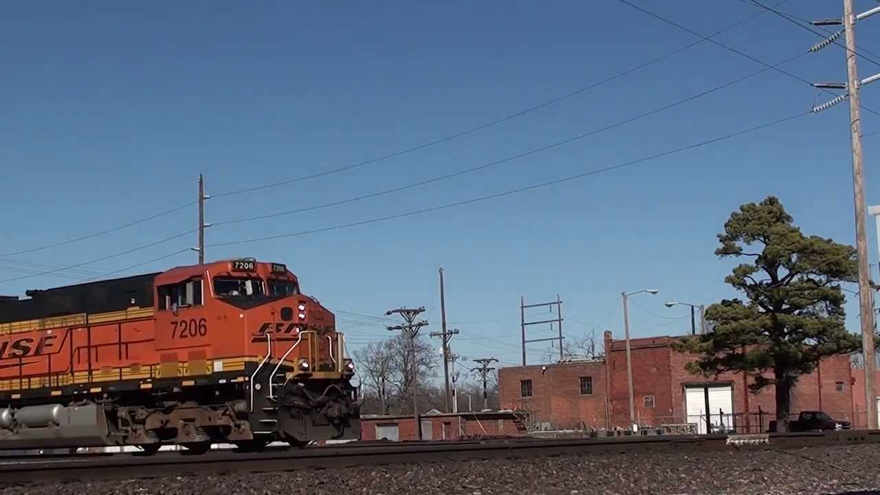 BNSF 7206/BNSF 6849 eastbound stack train. - YouTube