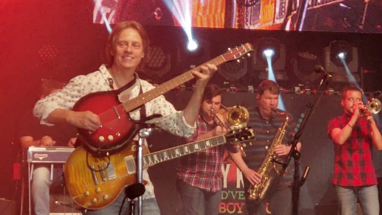 Toby Keith and Larry The Cable Guy "Shoulda Been A Cowboy" - YouTube