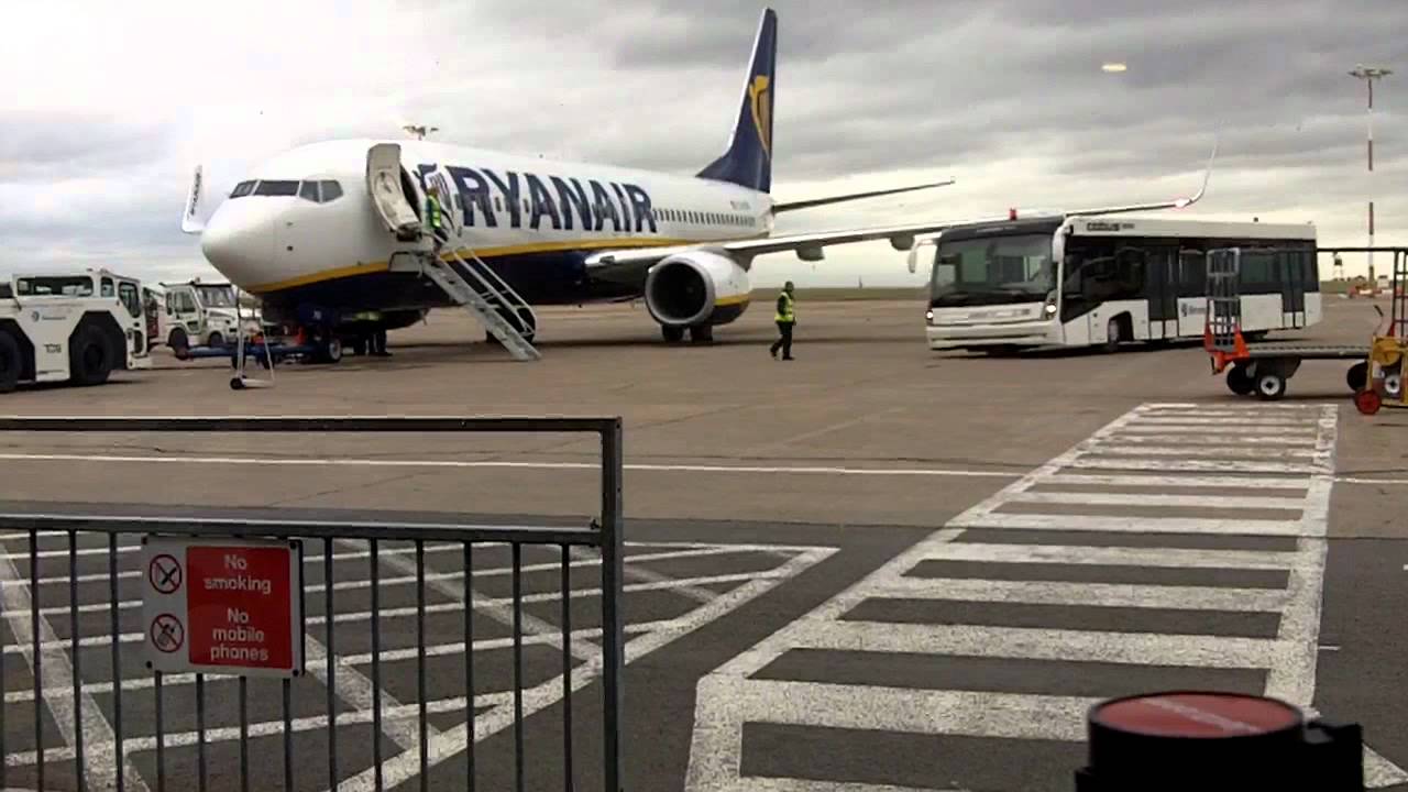 East Midlands Airport Ground handling - Ryanair - YouTube