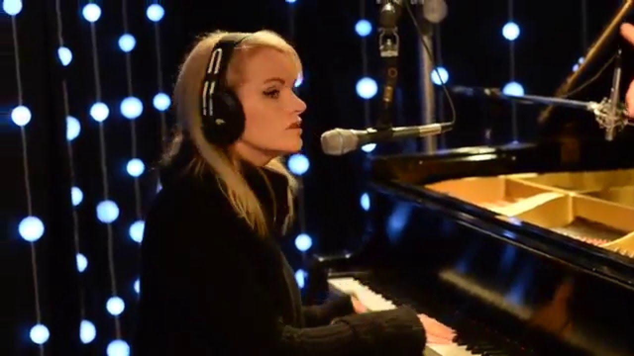 Lesley Pike "November" - BTS in studio: "I Only Have One Note" - YouTube