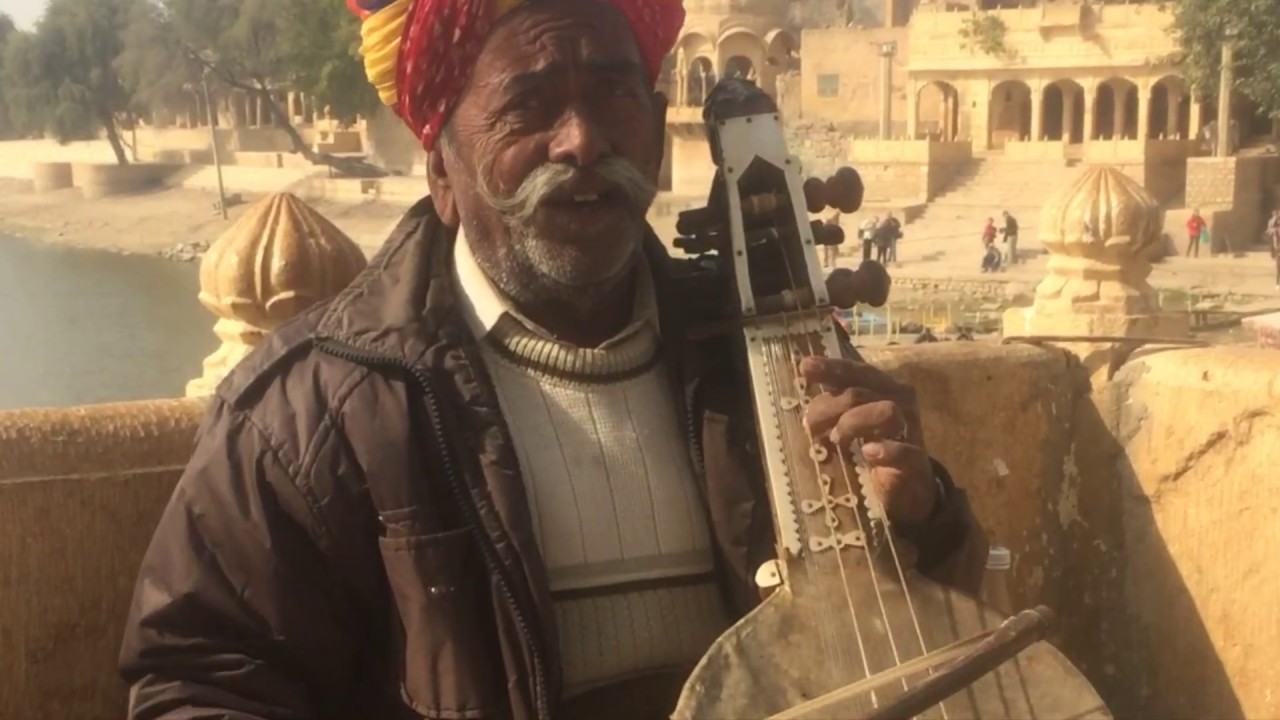 Manganiar playing Kamaicha at Gadisar Lake - YouTube