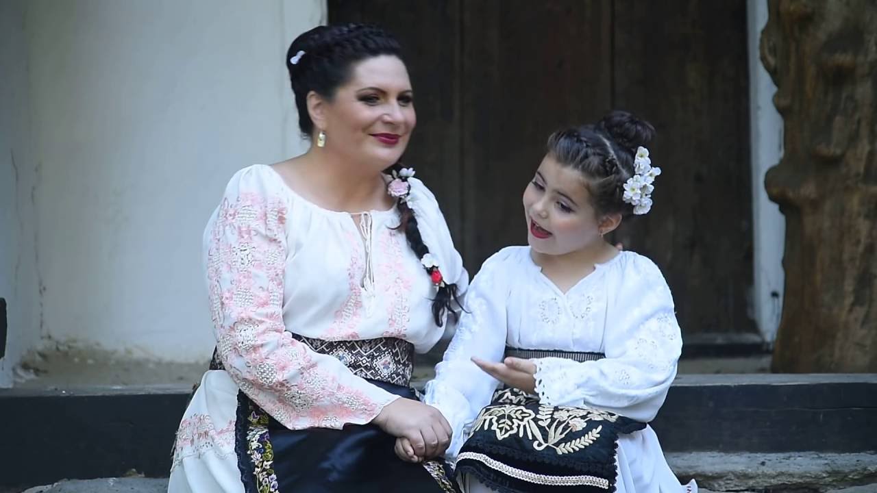 Codruta Magurean si Ana Maria Asta i fata mea, asta i mama mea - YouTube