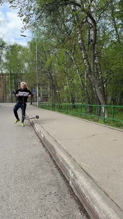 Трюк на самокате . Для слитых ботов - YouTube