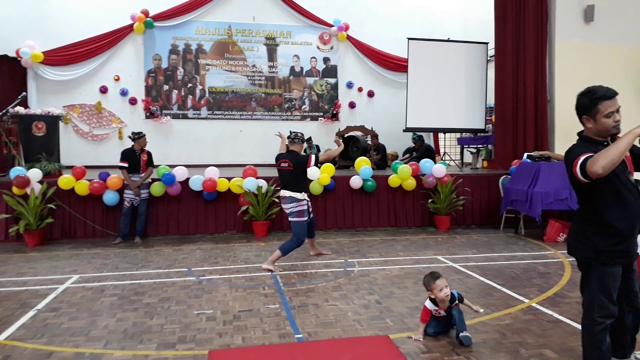 Persembahan silat di DEWAN FRU CHERAS K.LUMPUR - YouTube