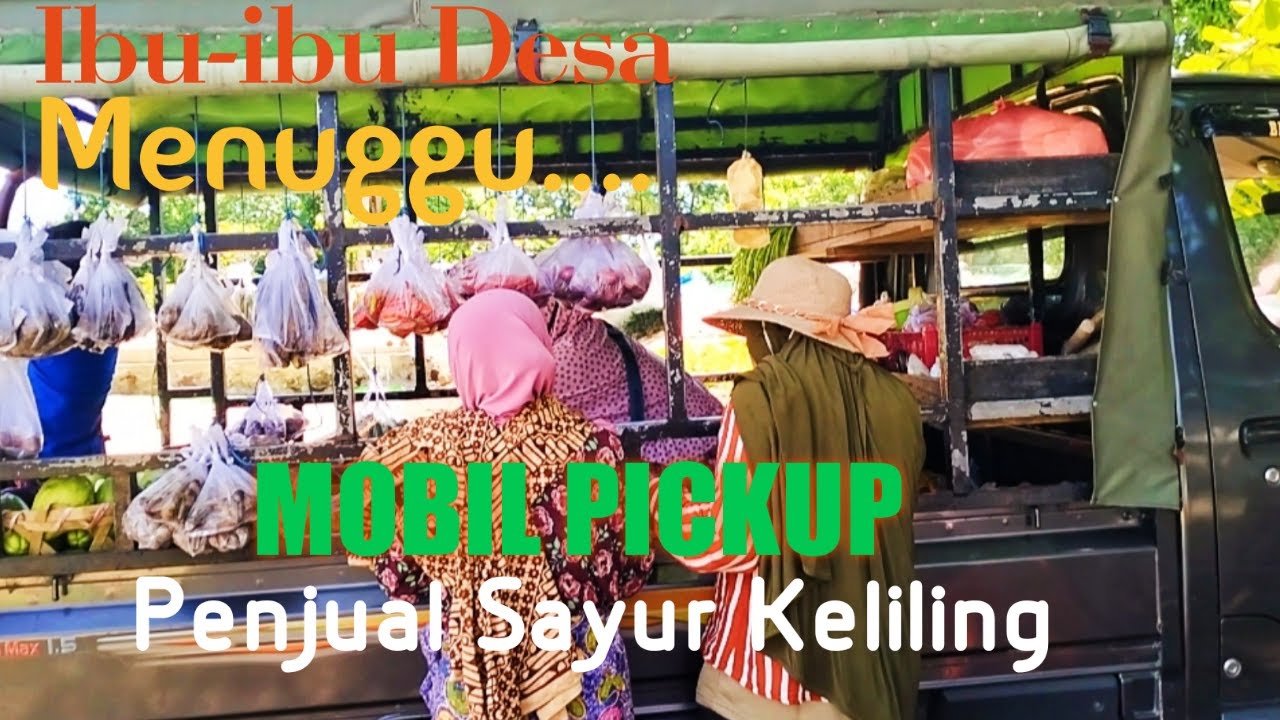 Mobil Penjual Sayur Keliling Di Tunggu Ibu-ibu Desa Pelosok Untuk ...