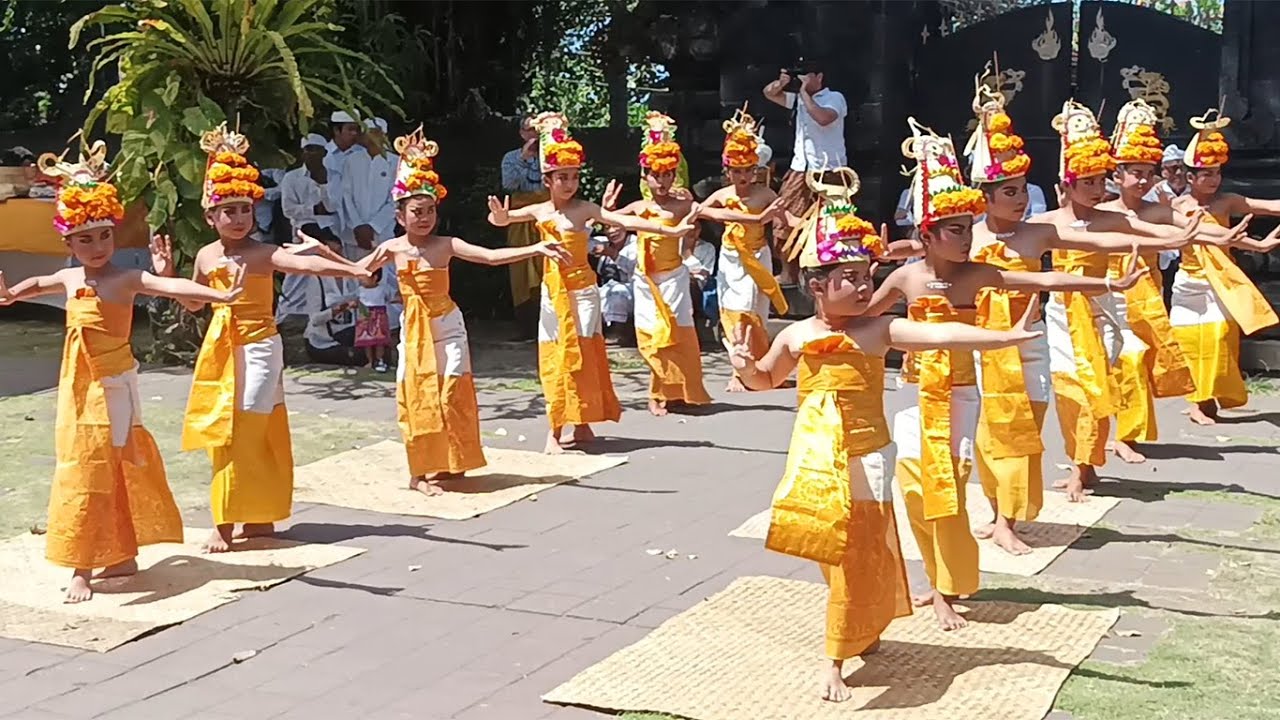 Tari REJANG DEWA Anak anak II Pujawali di Pura Gua Lawah Klungkung Bali ...