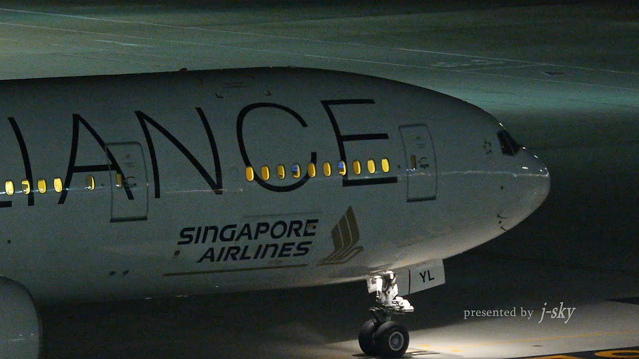 [beautiful night scene HND/RJTT] Singapore Airlines Boeing 777-312 ...