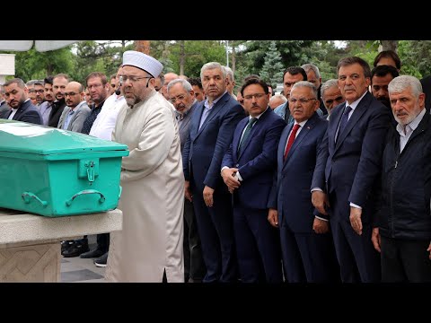 Abdullah Gül, amcasının eşinin cenazesine katıldı