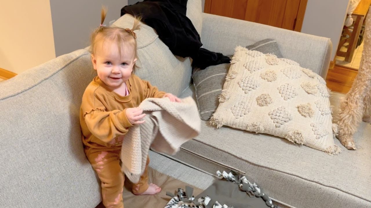 Adorable Babbling Baby Girl Growling Like Lion! (Cutest Ever!!) - YouTube