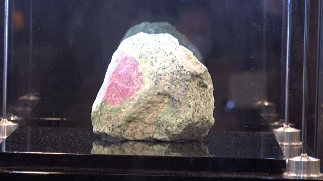 Rare rough ruby goes on show in Dubai ahead of auction - YouTube