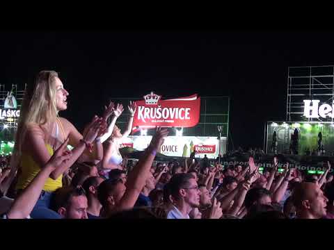 Girls dancing on shoulder 7