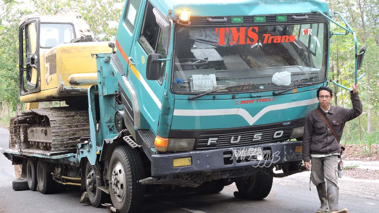 Fuso Self Loader Truck Heavy Transport Recovery - YouTube