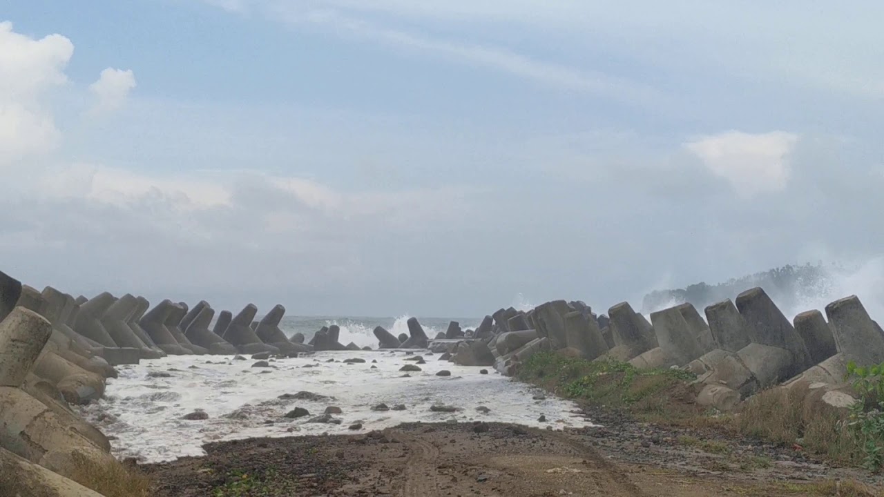 Gelombang besar di dermaga PLTU PACITAN - YouTube