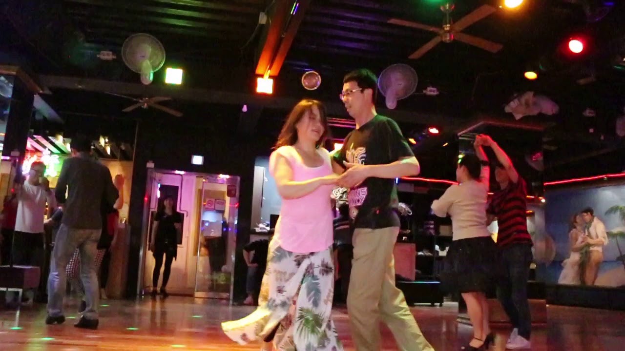 Every Monday`s A.U.R.A. salsa day ㅡ Birthday salsa dance (2) - YouTube