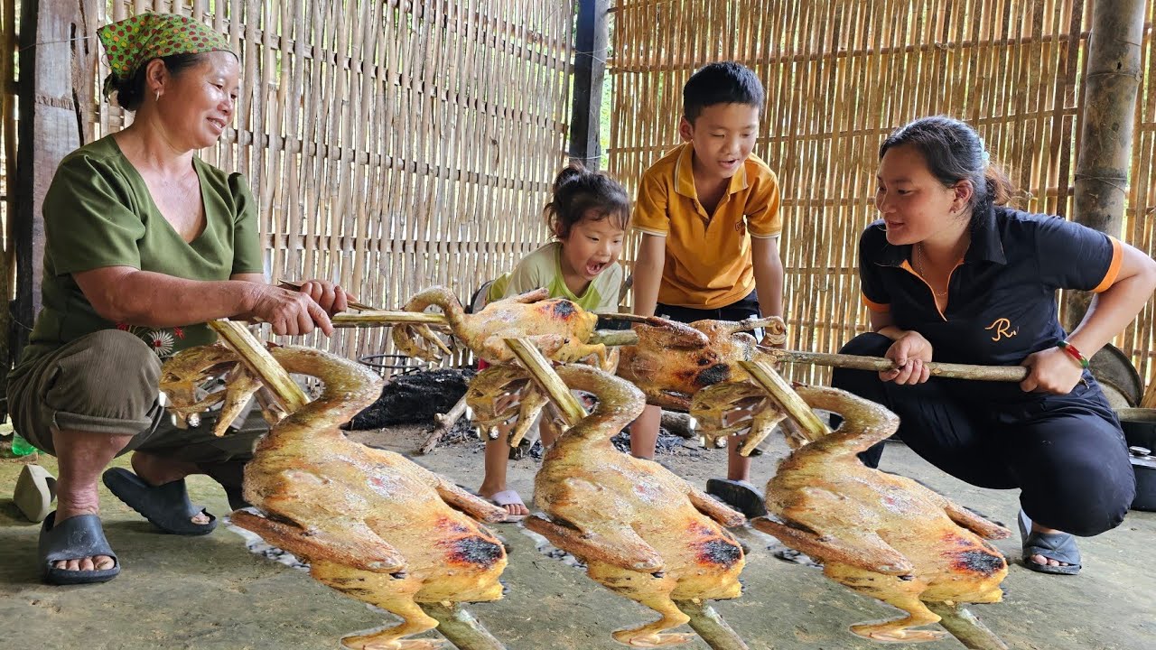 The girl visit mother help her mother grew rice together eat a happy ...