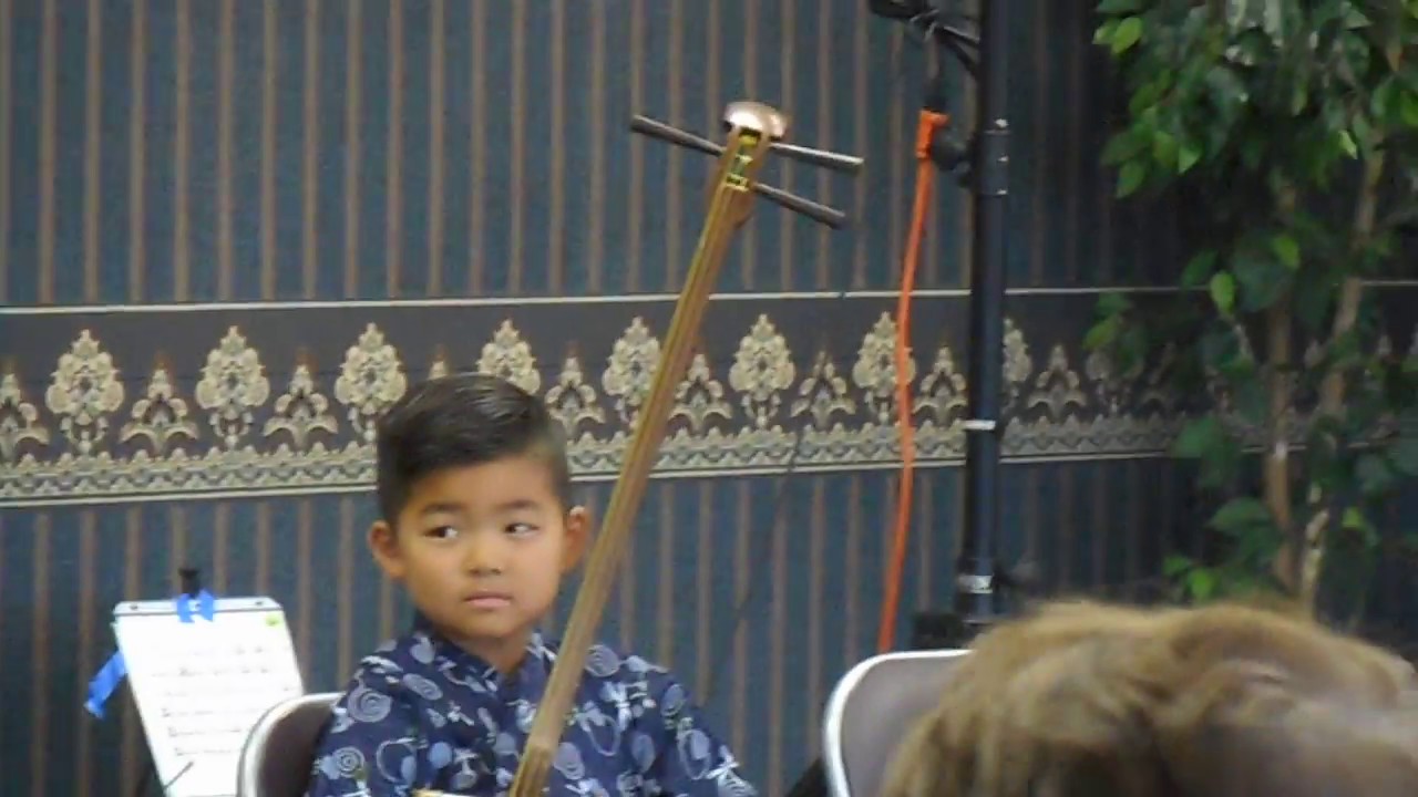 KIDS Play Japanese three string instrument! 子供津軽三味線 - YouTube