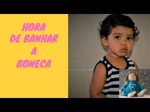 Estherzinha  Banhando a Boneca Brincando com a Mamãe