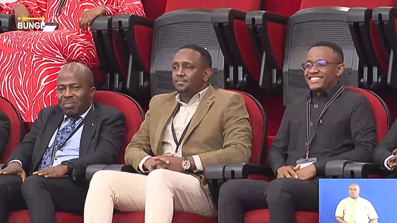 Shangwe la SIMBA na YANGA Bungeni, nani kamfunika mwenzake - YouTube