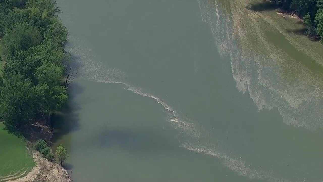 Jim Beam bourbon spill reaching Ohio River - YouTube