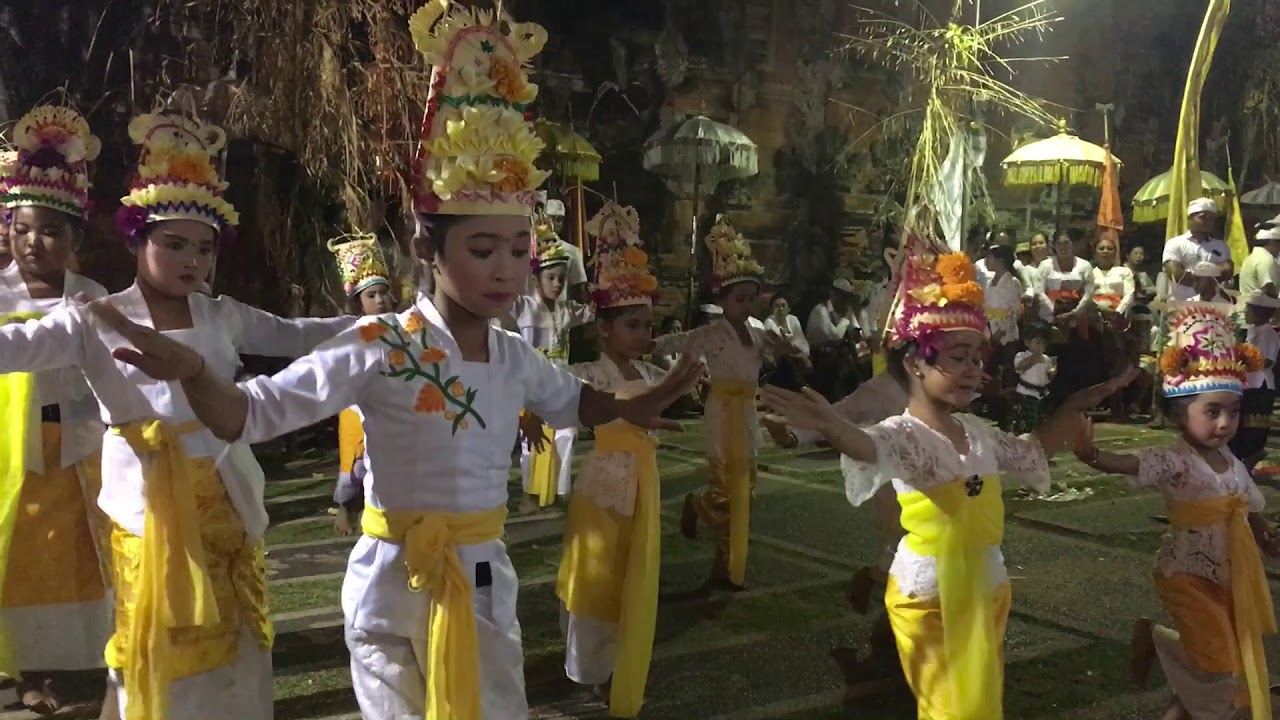 Tari Rejang Dewa ring Pura Desa Abiansemal, Badung, Bali - YouTube