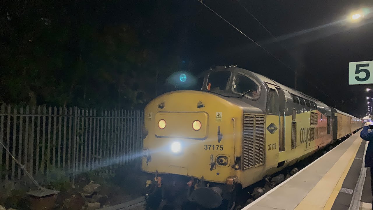 Class 37175+37219 thrashes in and out of Stalybridge - YouTube