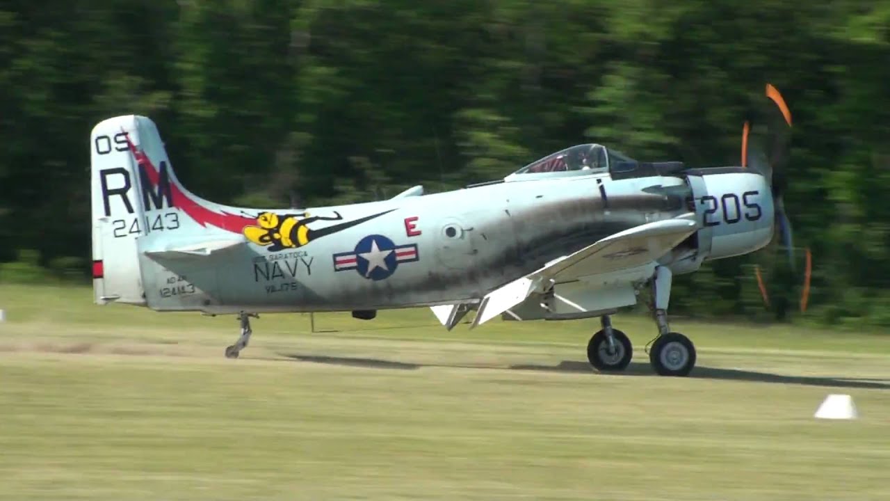 A1 Skyraider AD-4N The Sandy Full HD atterrissage La Ferté-Alais LFTA ...