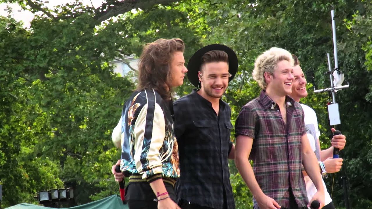 One Direction waving at Fans on GMA (4.8.15) - YouTube
