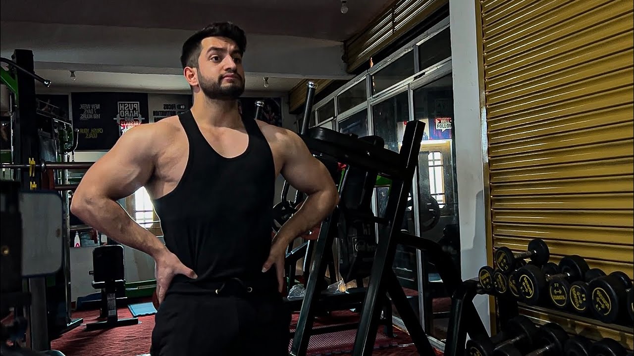 Winter Bulking Day 6 | Legs and Shoulders - YouTube